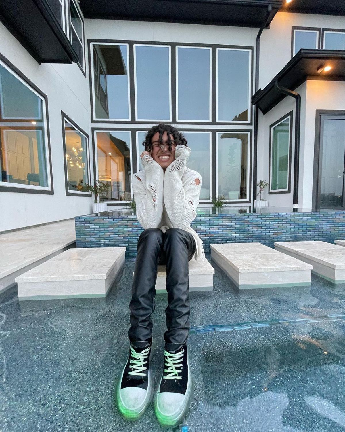 Luclover Outfit from September 8, 2022 | WHAT’S ON THE STAR?