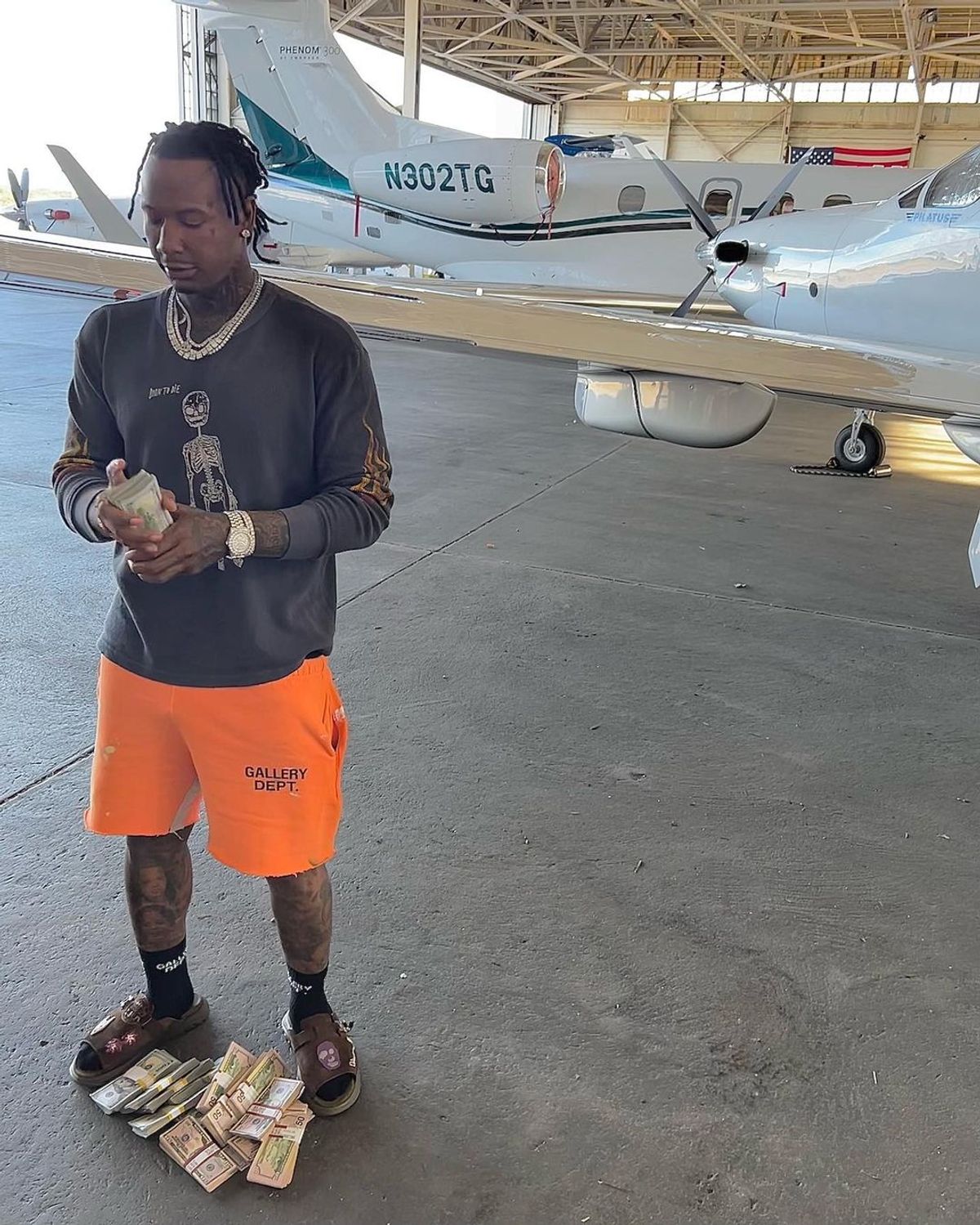 Moneybagg Yo Outfit from October 3, 2022 | WHAT’S ON THE STAR?