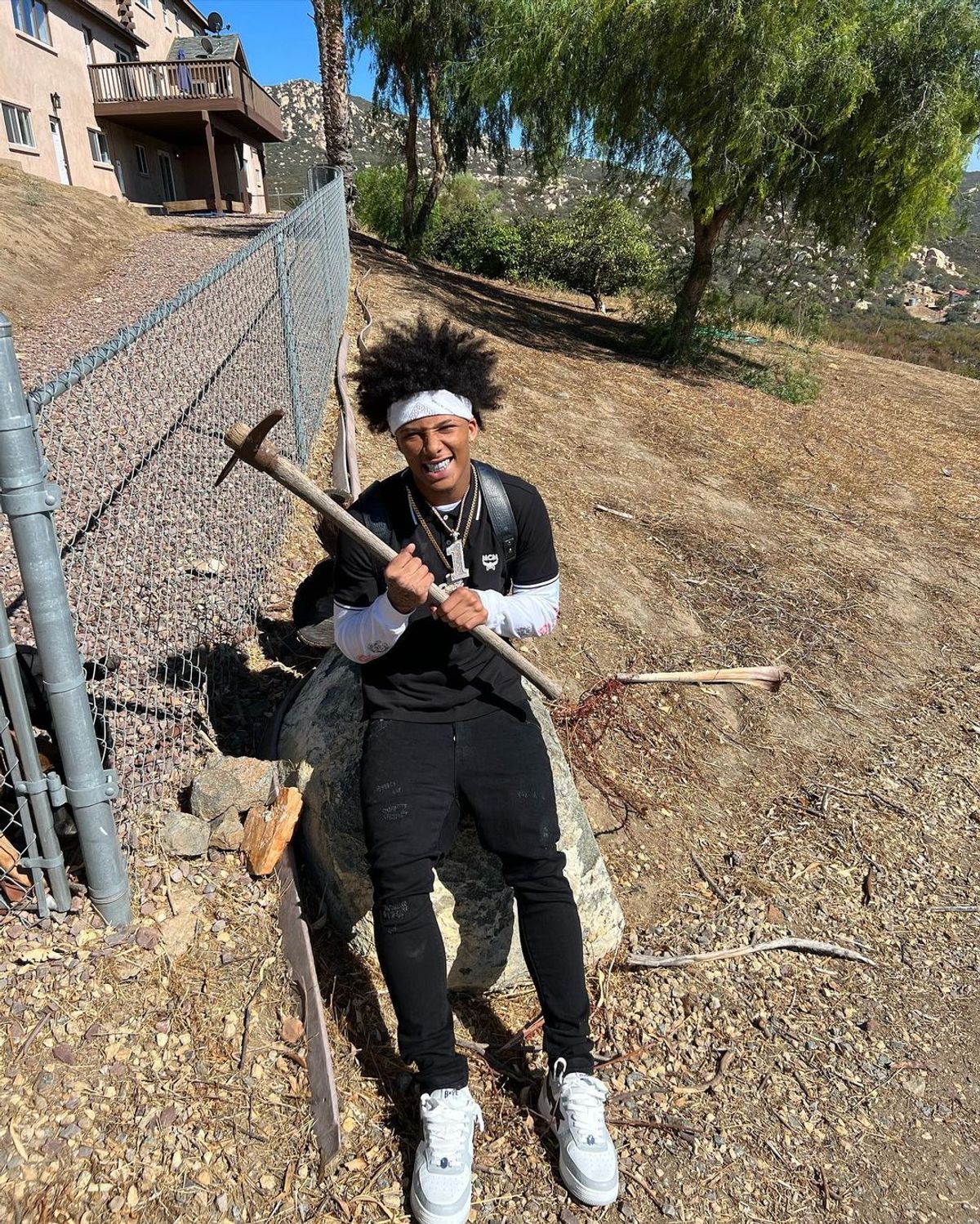 Mikey Outfit from September 16, 2022 | WHAT’S ON THE STAR?