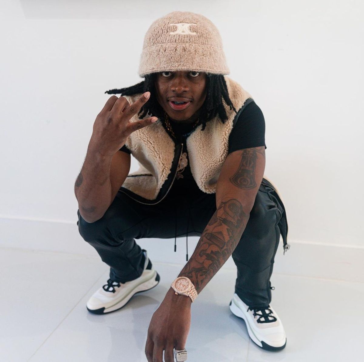 Booka 600 Outfit from October 16, 2022 | WHAT’S ON THE STAR?