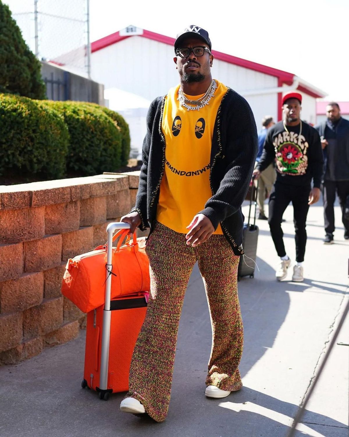 Von Miller Outfit from October 17, 2022 | WHAT’S ON THE STAR?