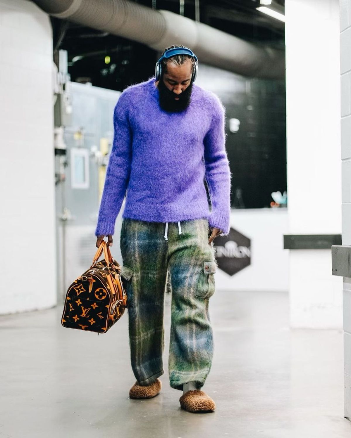 James Harden Outfit from October 19, 2022 | WHAT’S ON THE STAR?