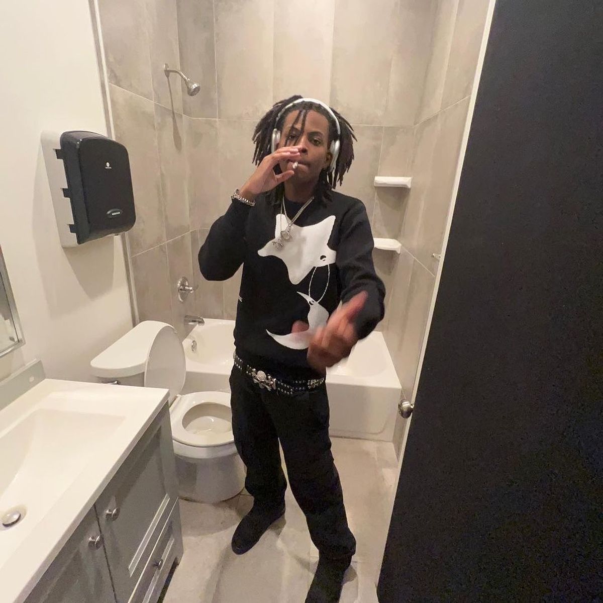 sgpwes Outfit from October 24, 2022 | WHAT’S ON THE STAR?