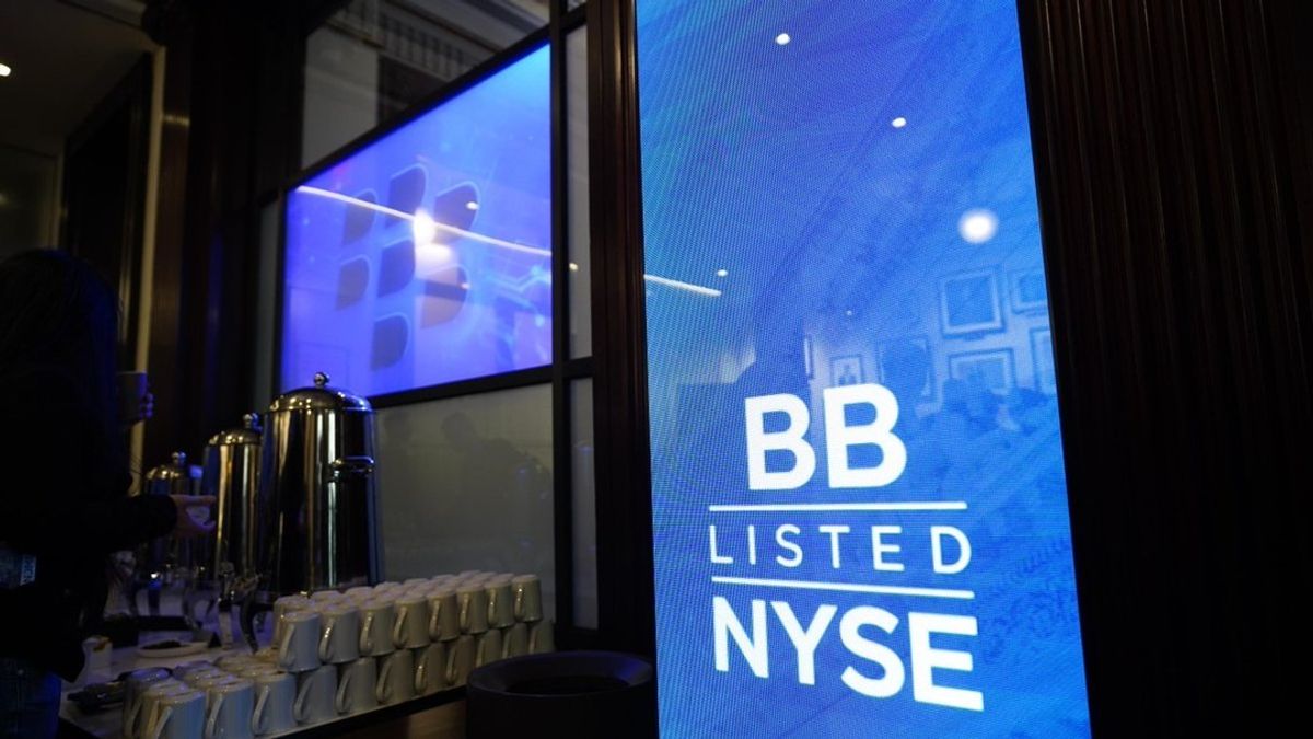 BlackBerry: Clothing, Shoes & Accessories | WHAT’S ON THE STAR?