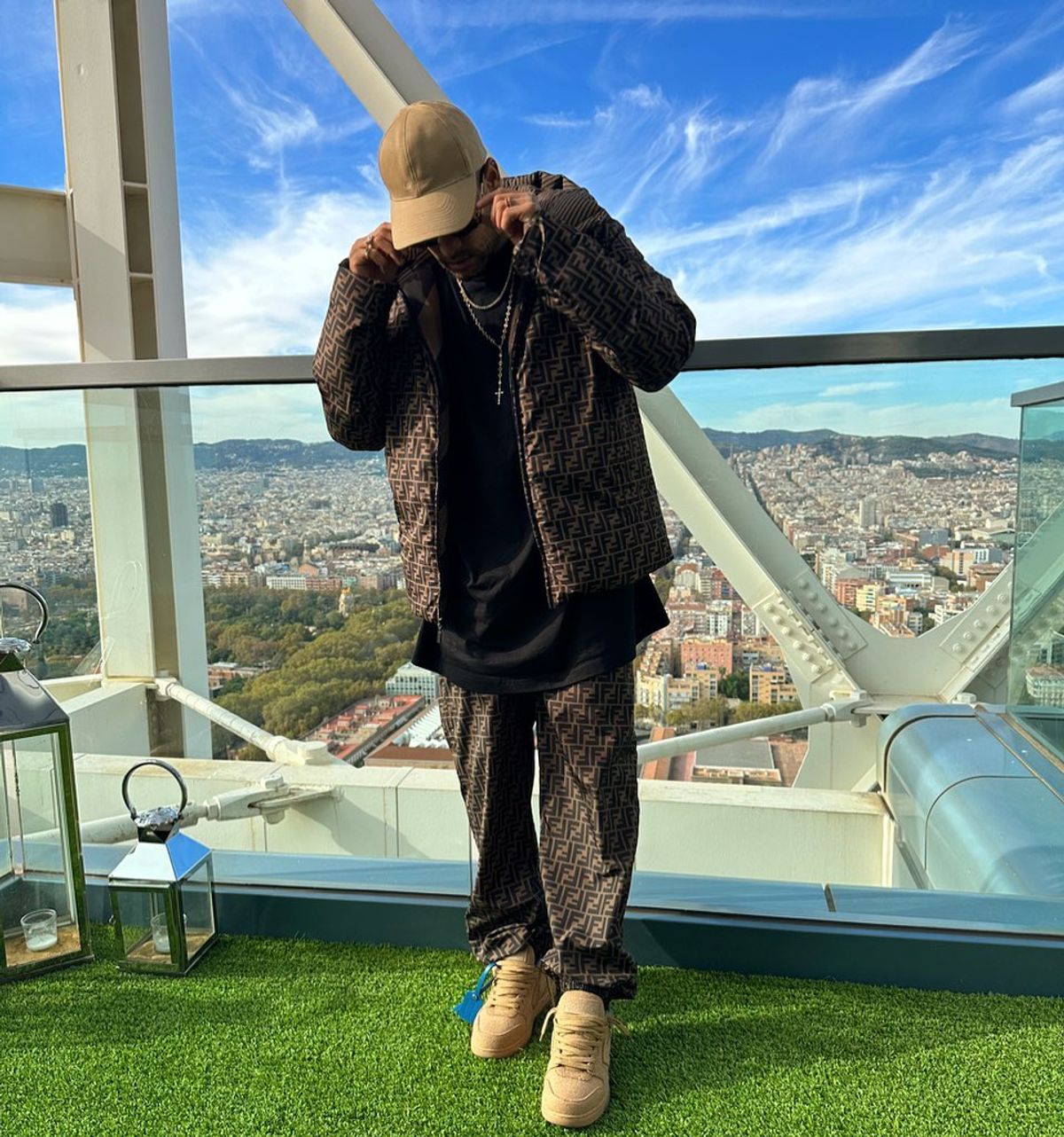 Neymar Outfit from November 7, 2022 | WHAT’S ON THE STAR?