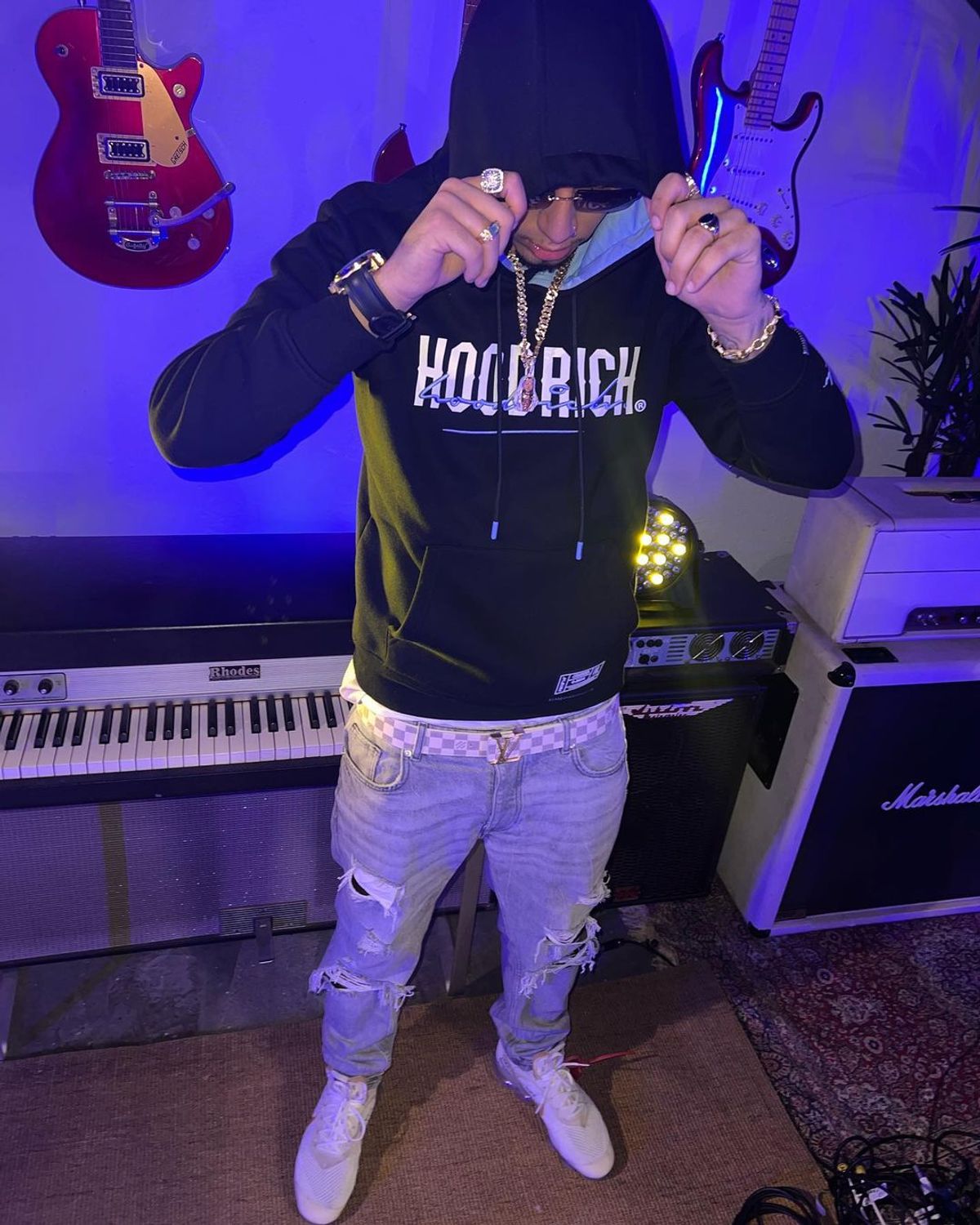 Veigh Outfit from November 11, 2022 | WHAT’S ON THE STAR?