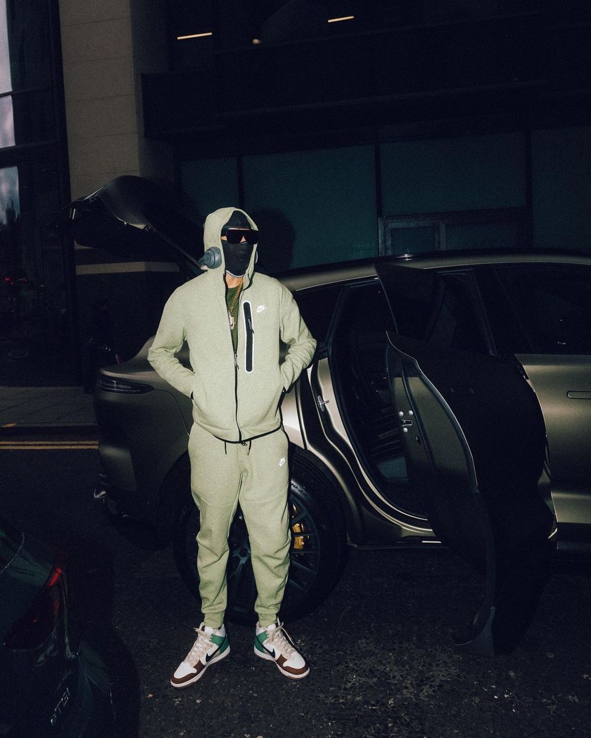 Meekz Outfit from February 20, 2022 | WHAT’S ON THE STAR?