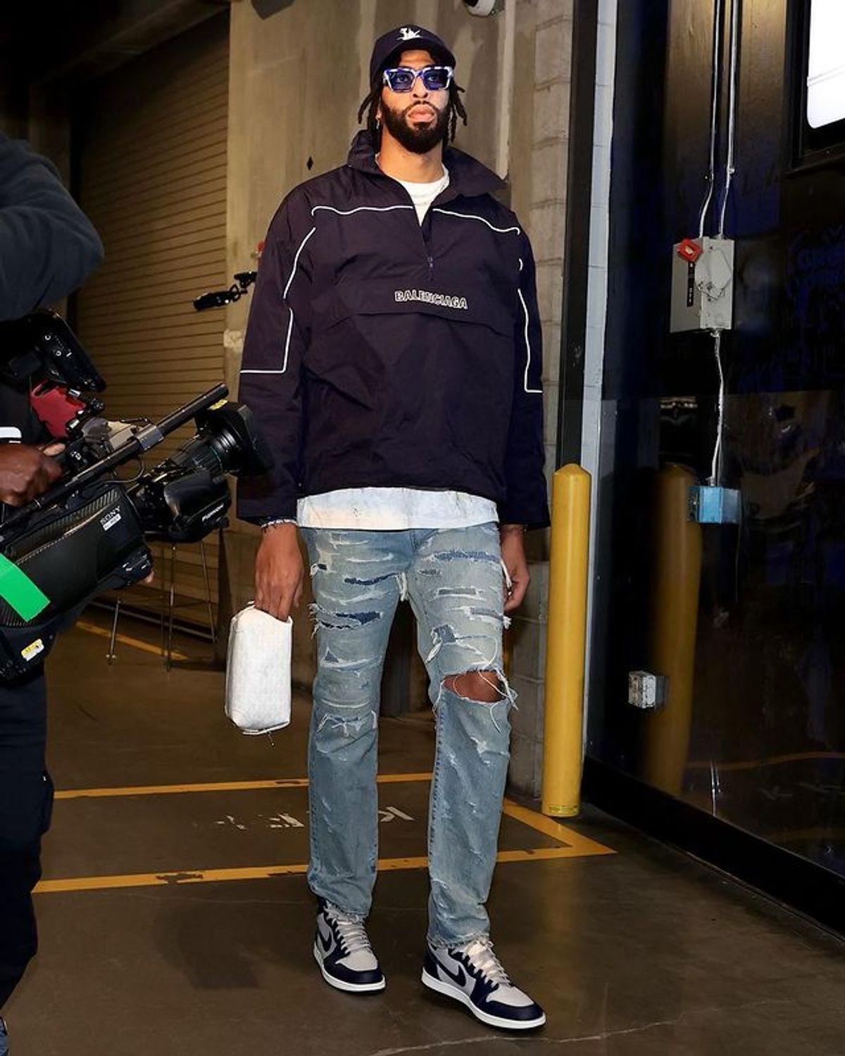 Anthony Davis Outfit from November 10, 2022 | WHAT’S ON THE STAR?