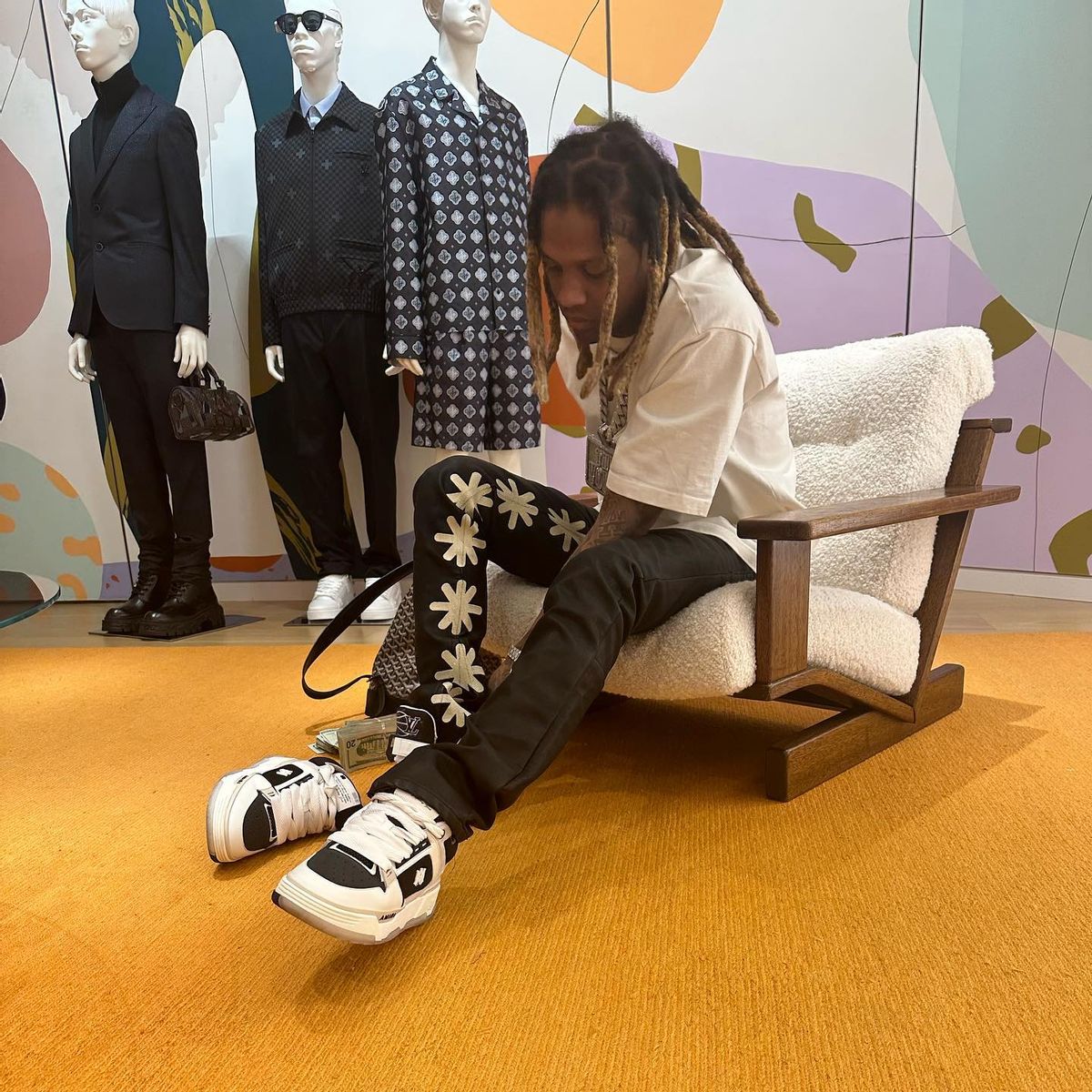 Lil Durk Outfit from November 23, 2022 | WHAT’S ON THE STAR?