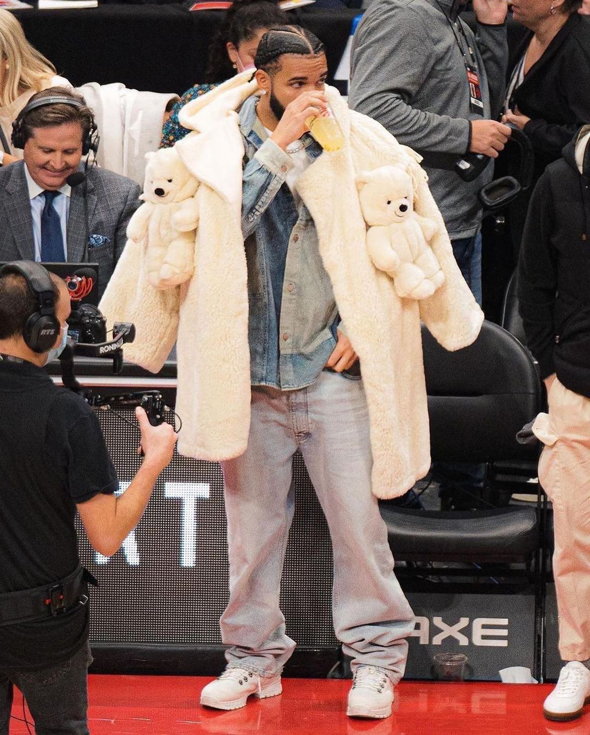 Drake Outfit from November 24, 2022 | WHAT’S ON THE STAR?