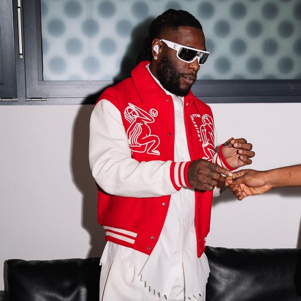 Burna Boy Outfit from December 2, 2022 | WHAT’S ON THE STAR?