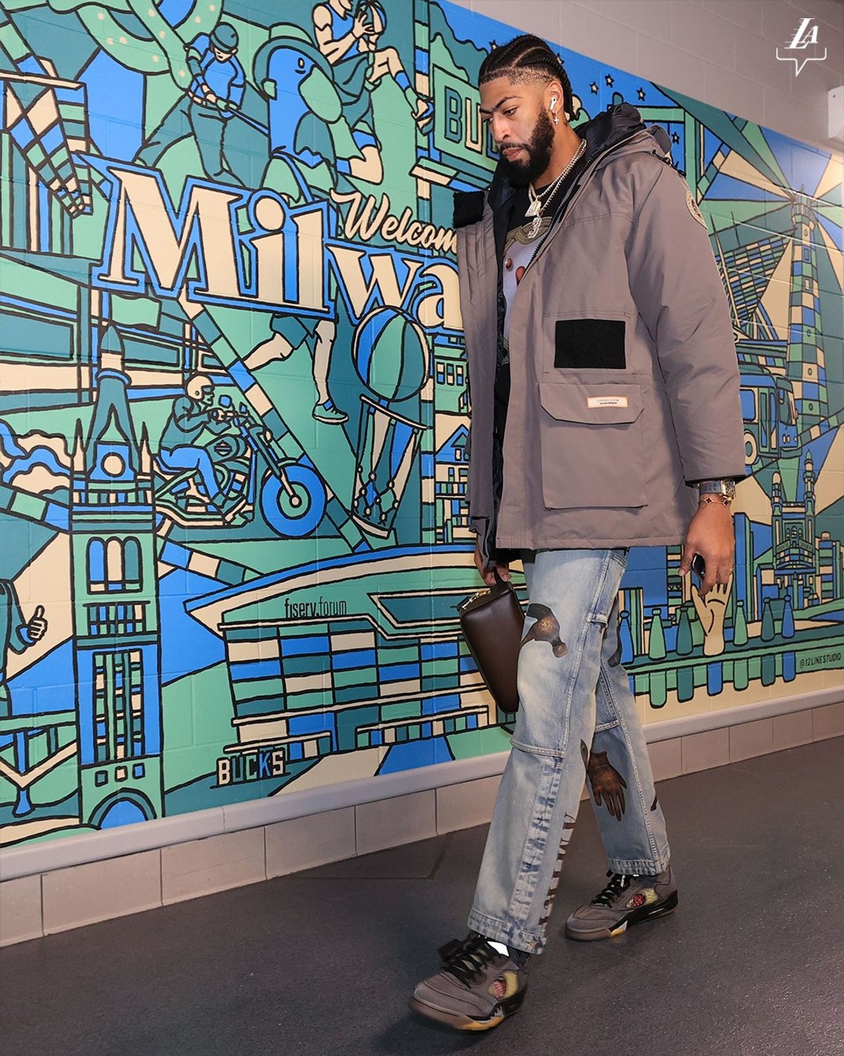 Anthony Davis Outfit from December 3, 2022 | WHAT’S ON THE STAR?