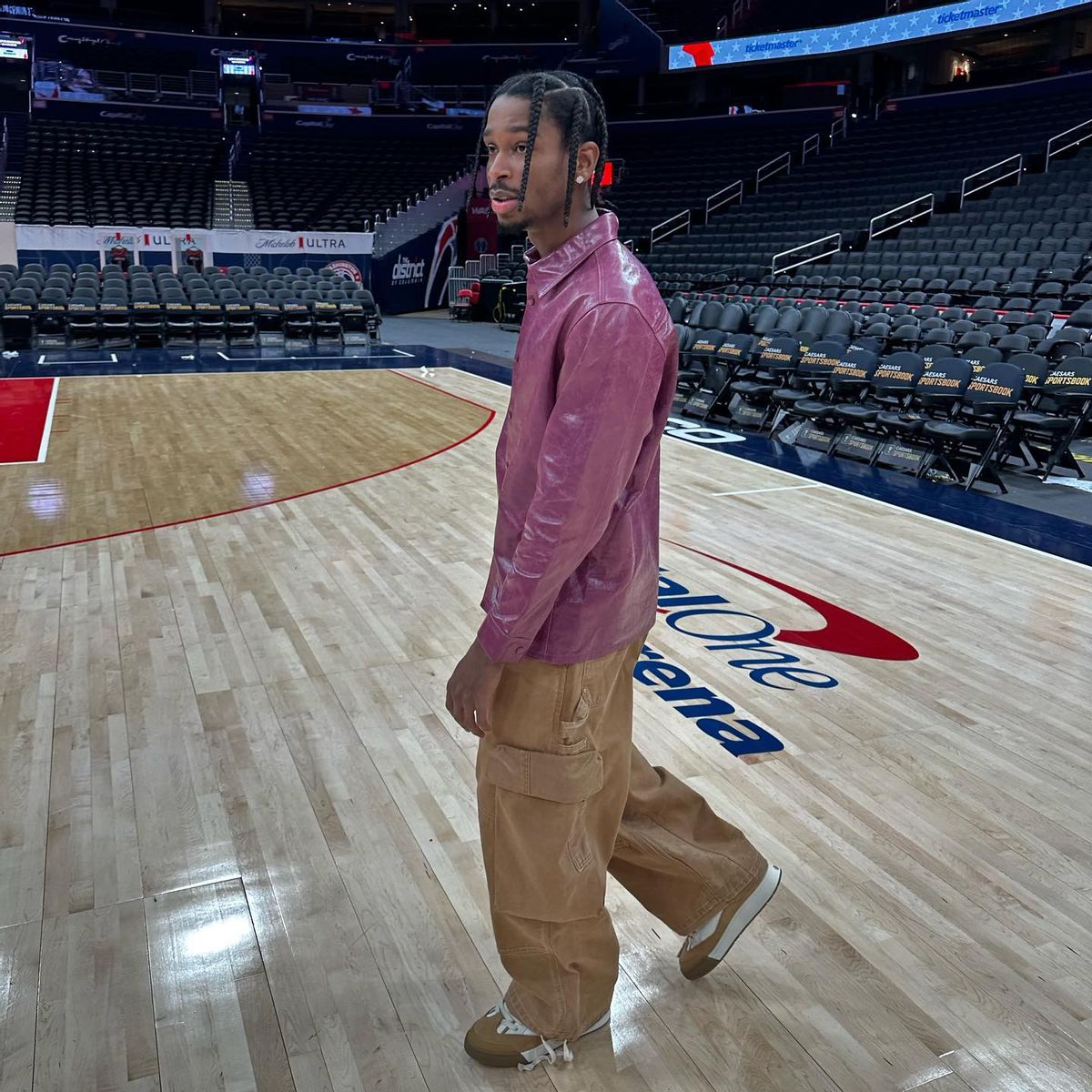 Shai Outfit from November 17, 2022 | WHAT’S ON THE STAR?