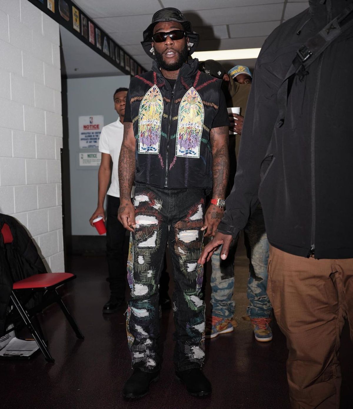 Burna Boy Outfit from December 18, 2022 | WHAT’S ON THE STAR?