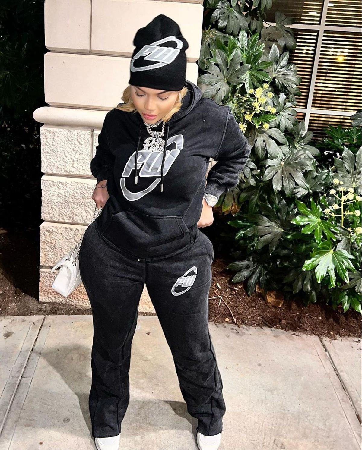 Renni Rucci Outfit from December 18, 2022 | WHAT’S ON THE STAR?