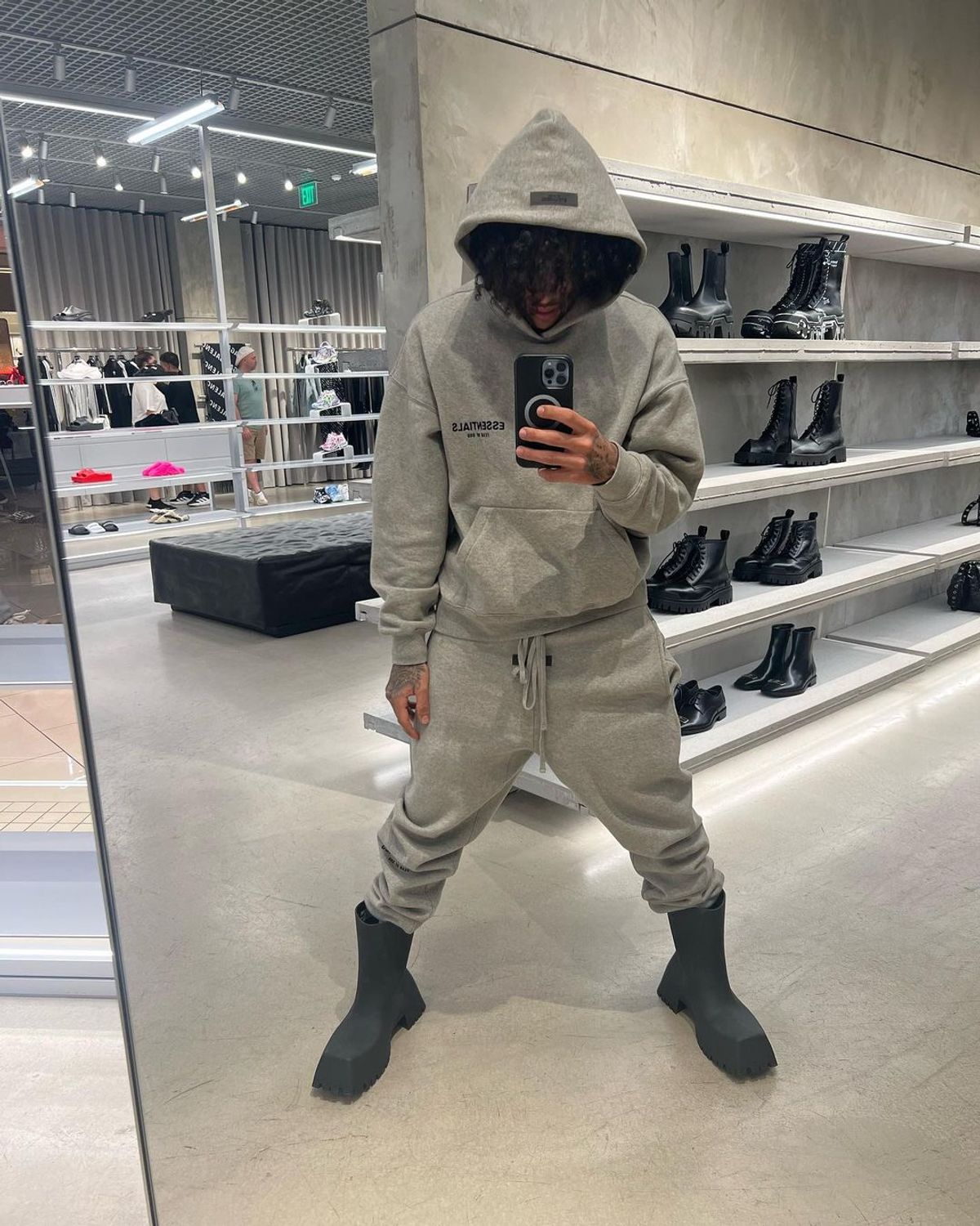 King Cid Outfit from December 24, 2022 | WHAT’S ON THE STAR?