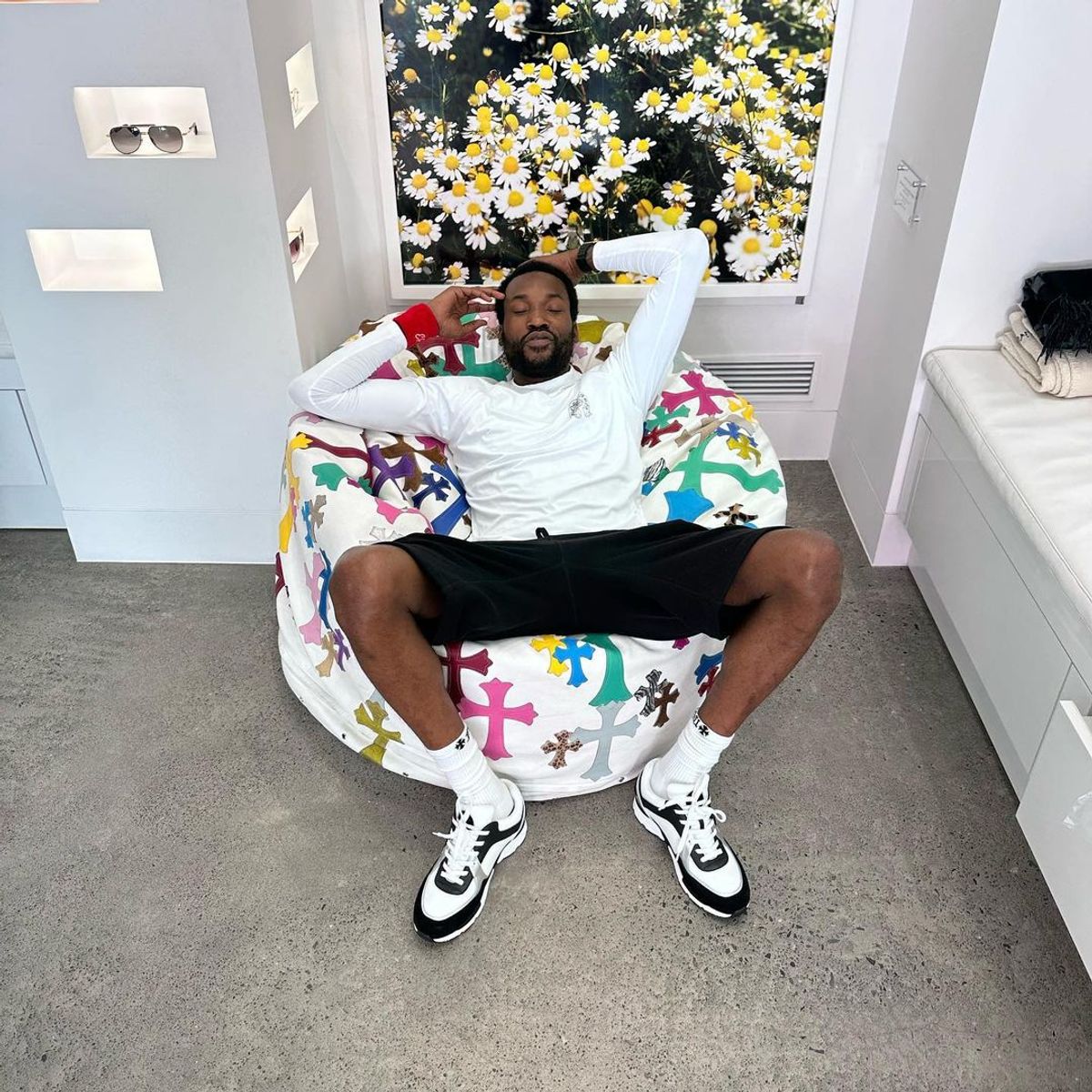 Meek Mill Outfit from January 1, 2023 | WHAT’S ON THE STAR?