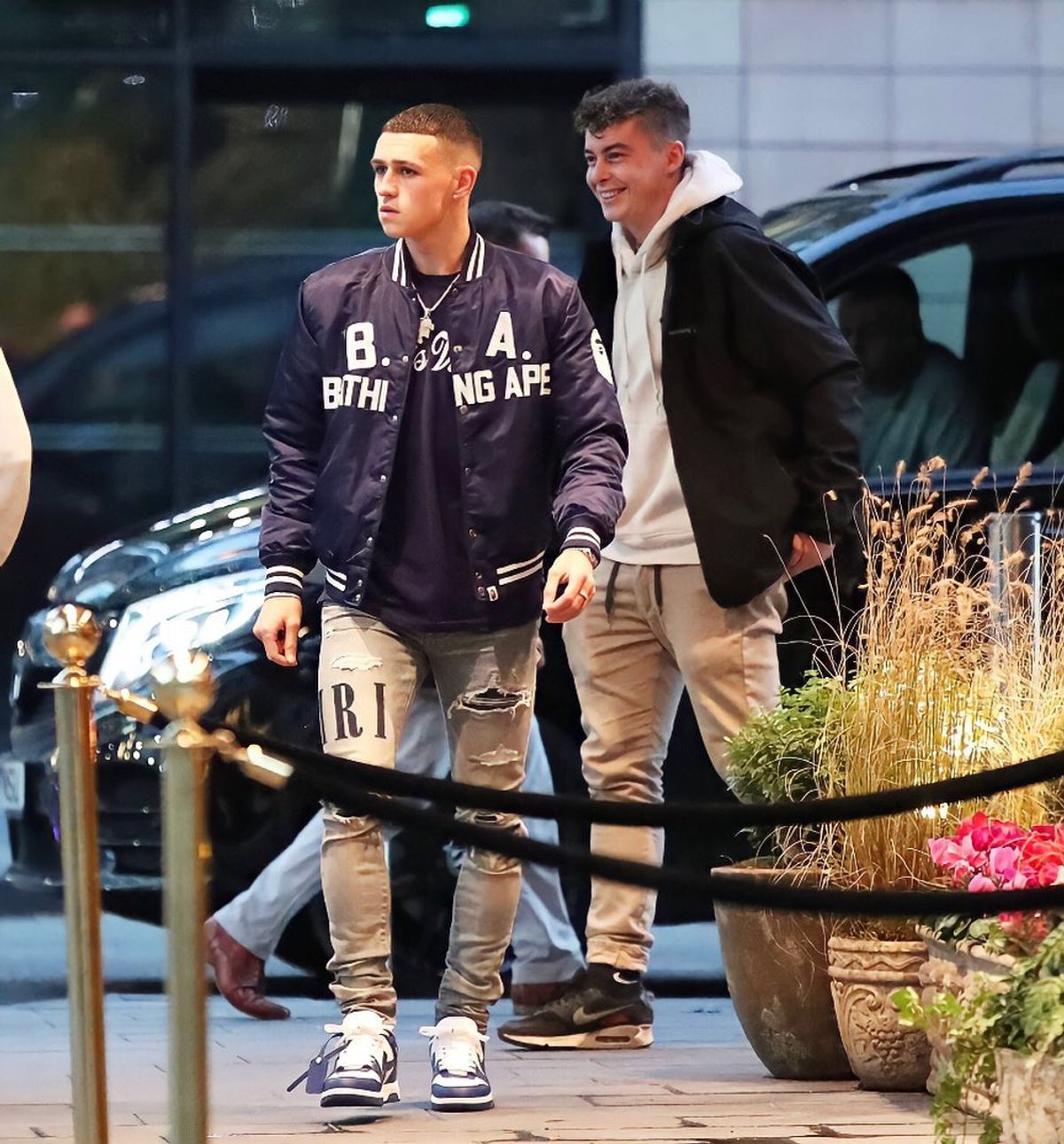Phil Foden Outfit from October 19, 2022 | WHAT’S ON THE STAR?