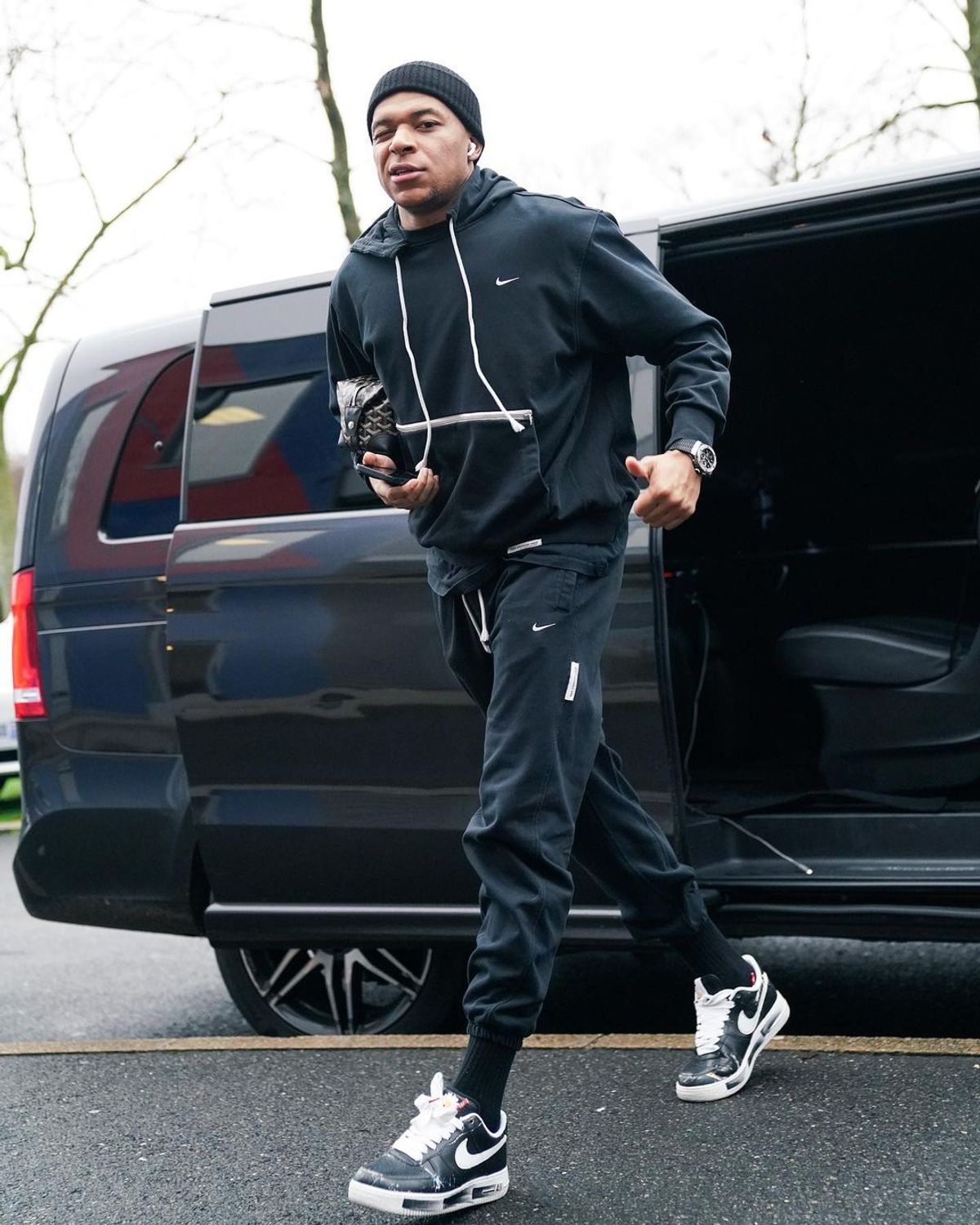 Kylian Mbappe Outfit from January 25, 2023 | WHAT’S ON THE STAR?