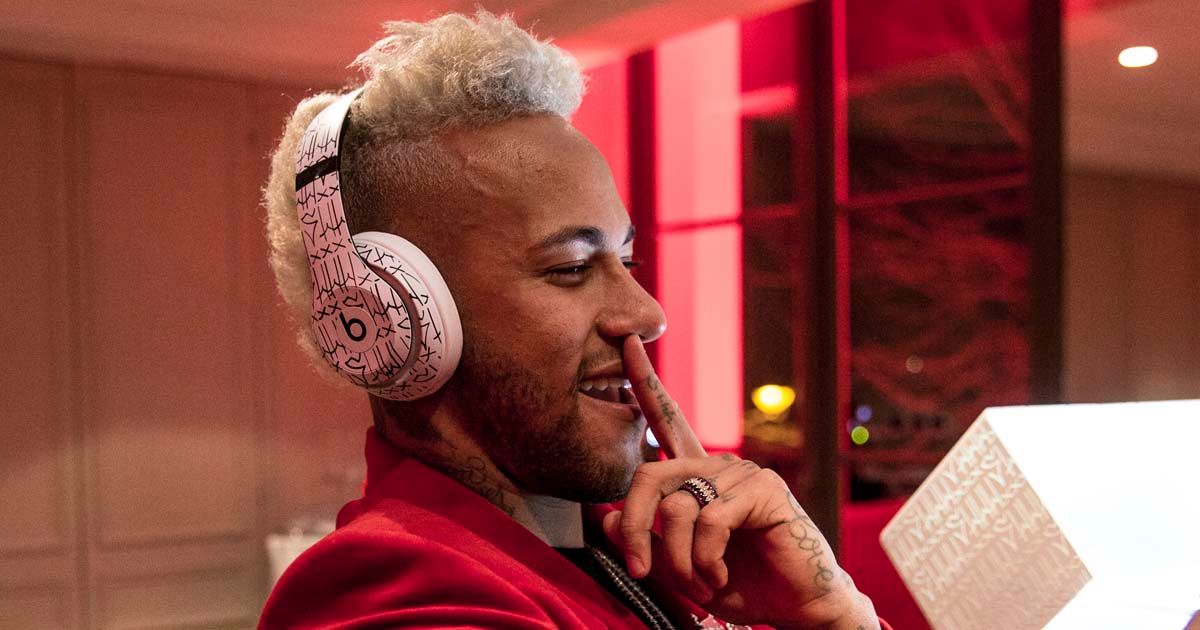 Neymar Outfit from February 11, 2019 | WHAT’S ON THE STAR?