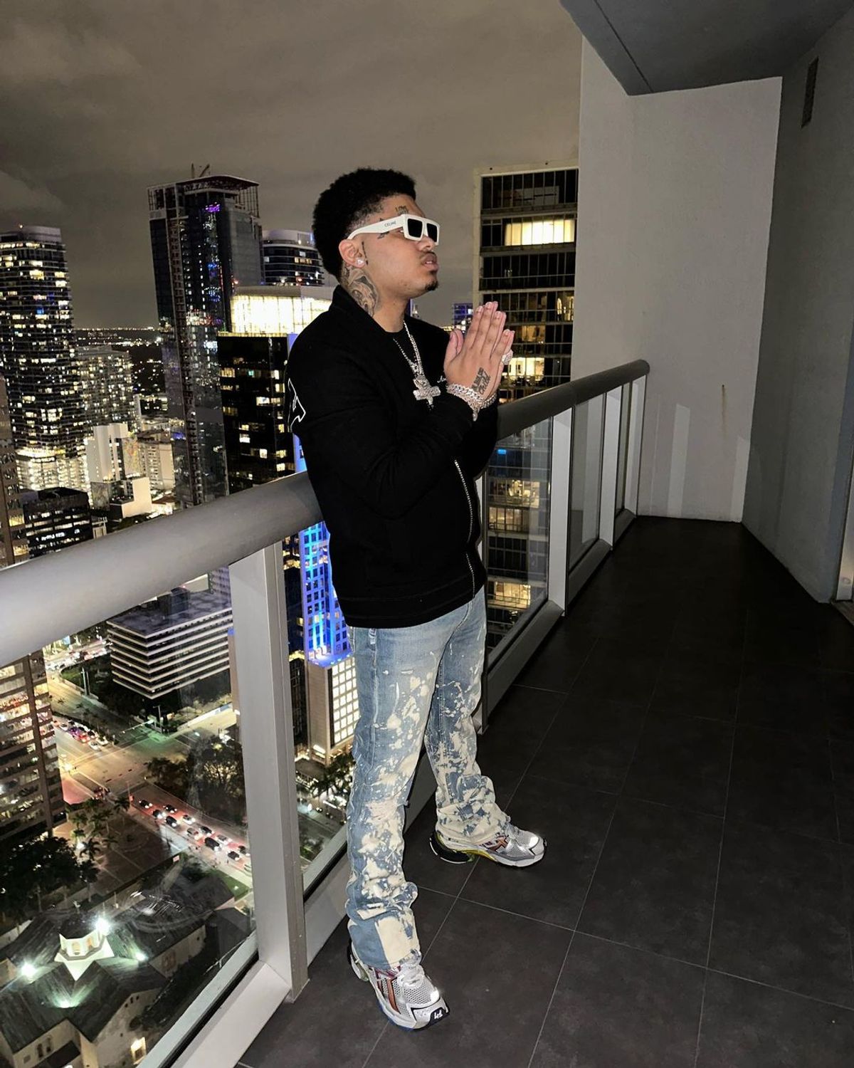 No Cap Outfit from January 29, 2023 | WHAT’S ON THE STAR?