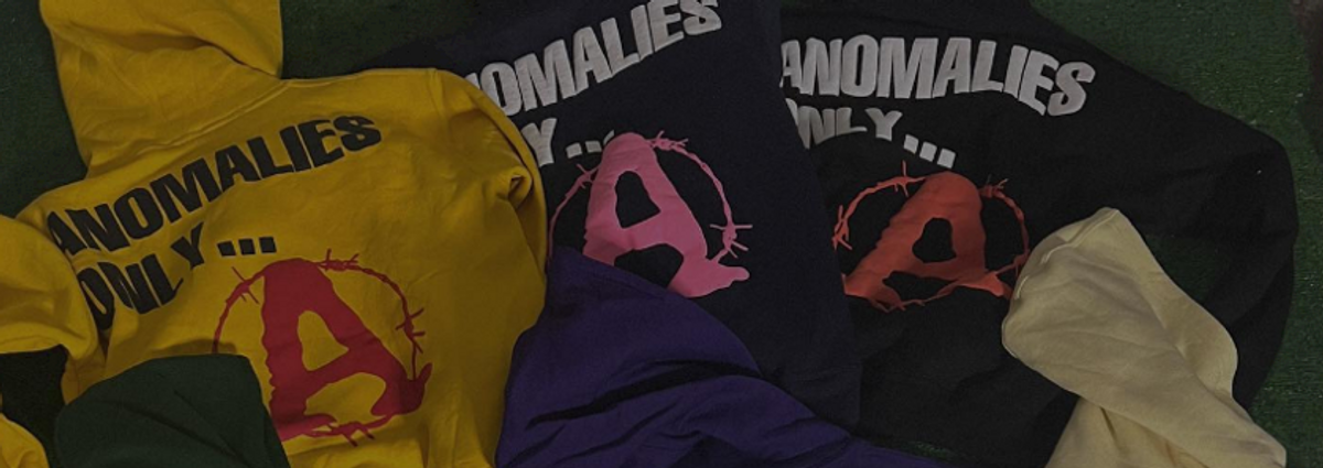 Art of Anomaly: Clothing, Shoes & Accessories | WHAT’S ON THE STAR?