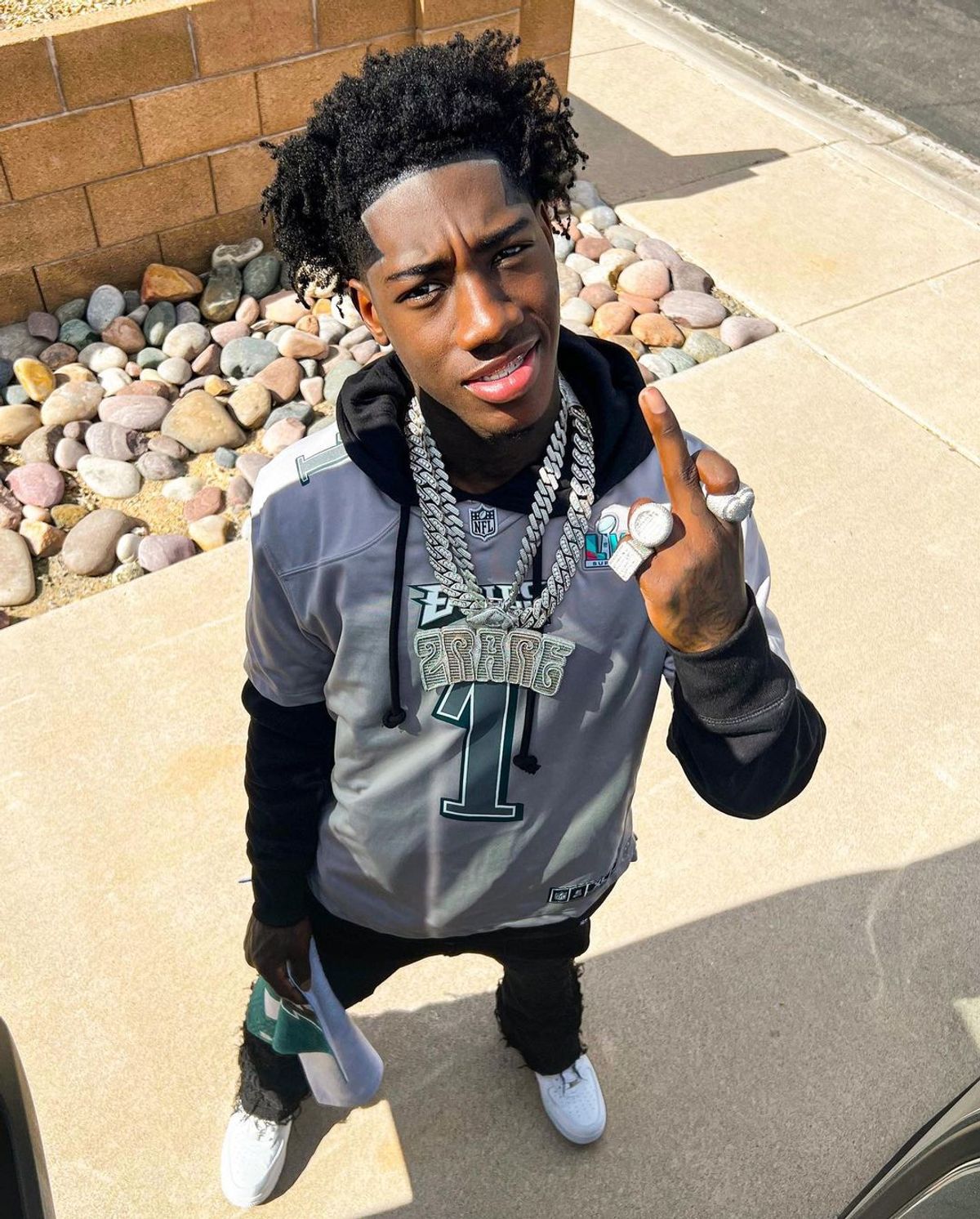 2Rare Outfit from February 13, 2023 | WHAT’S ON THE STAR?