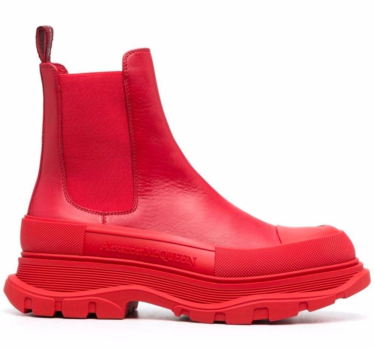 Alexander McQueen Tread Leather Chelsea Boots | WHAT’S ON THE STAR?