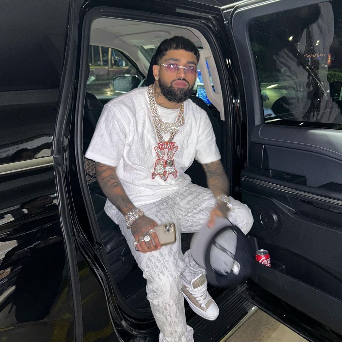 Bryant Mayers Outfit from February 25, 2023 | WHAT’S ON THE STAR?