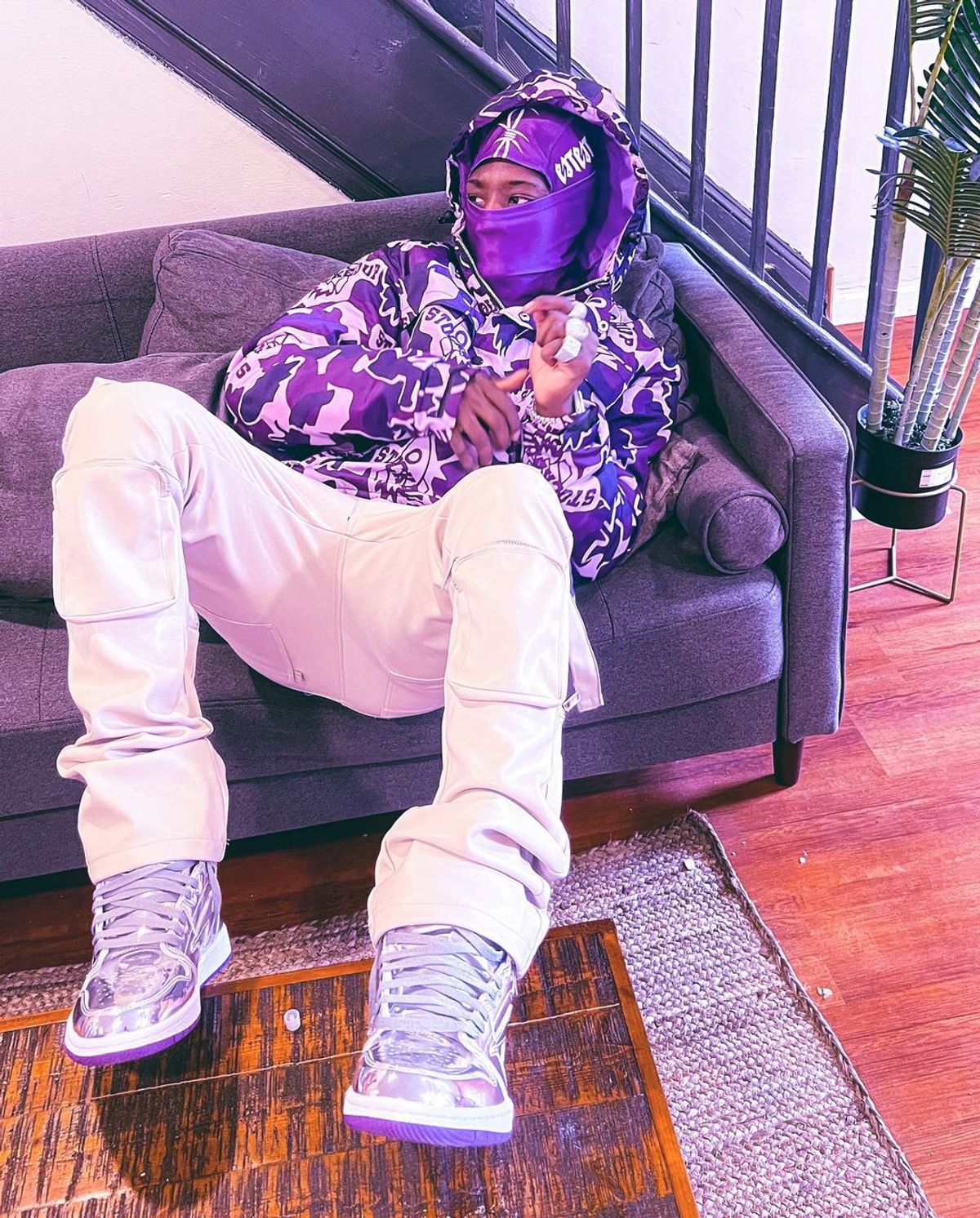 2Rare Outfit from February 28, 2023 | WHAT’S ON THE STAR?