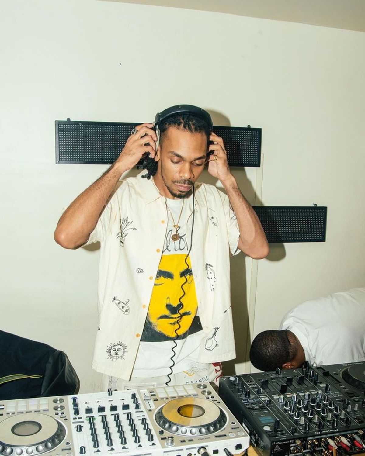 Erick the Architect Outfit from February 27, 2023 | WHAT’S ON THE STAR?