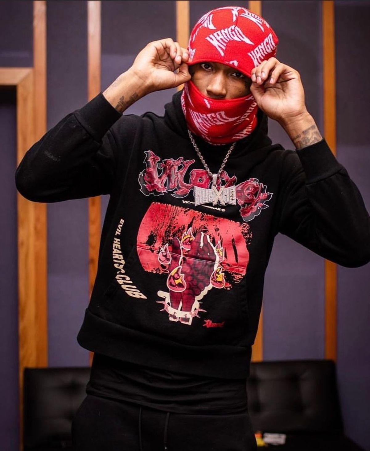 Hunxho Outfit from November 20, 2022 | WHAT’S ON THE STAR?