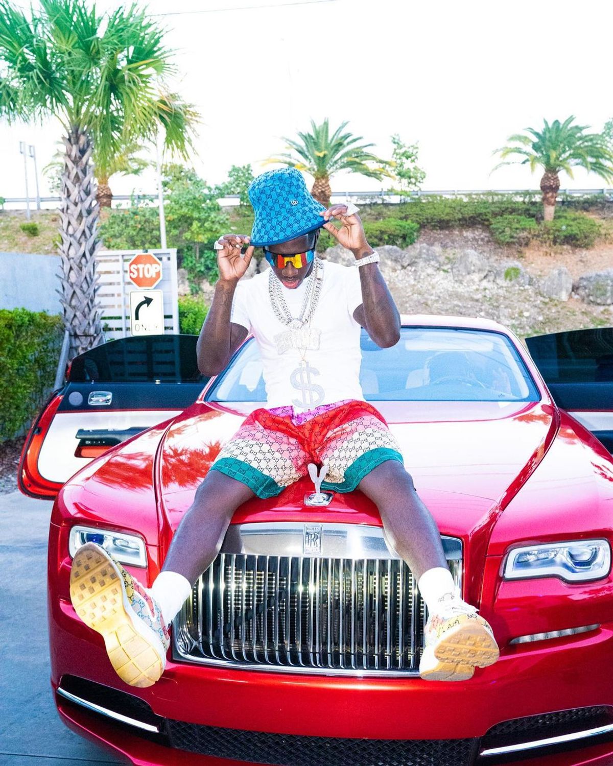 2Rare Outfit from March 23, 2023 | WHAT’S ON THE STAR?