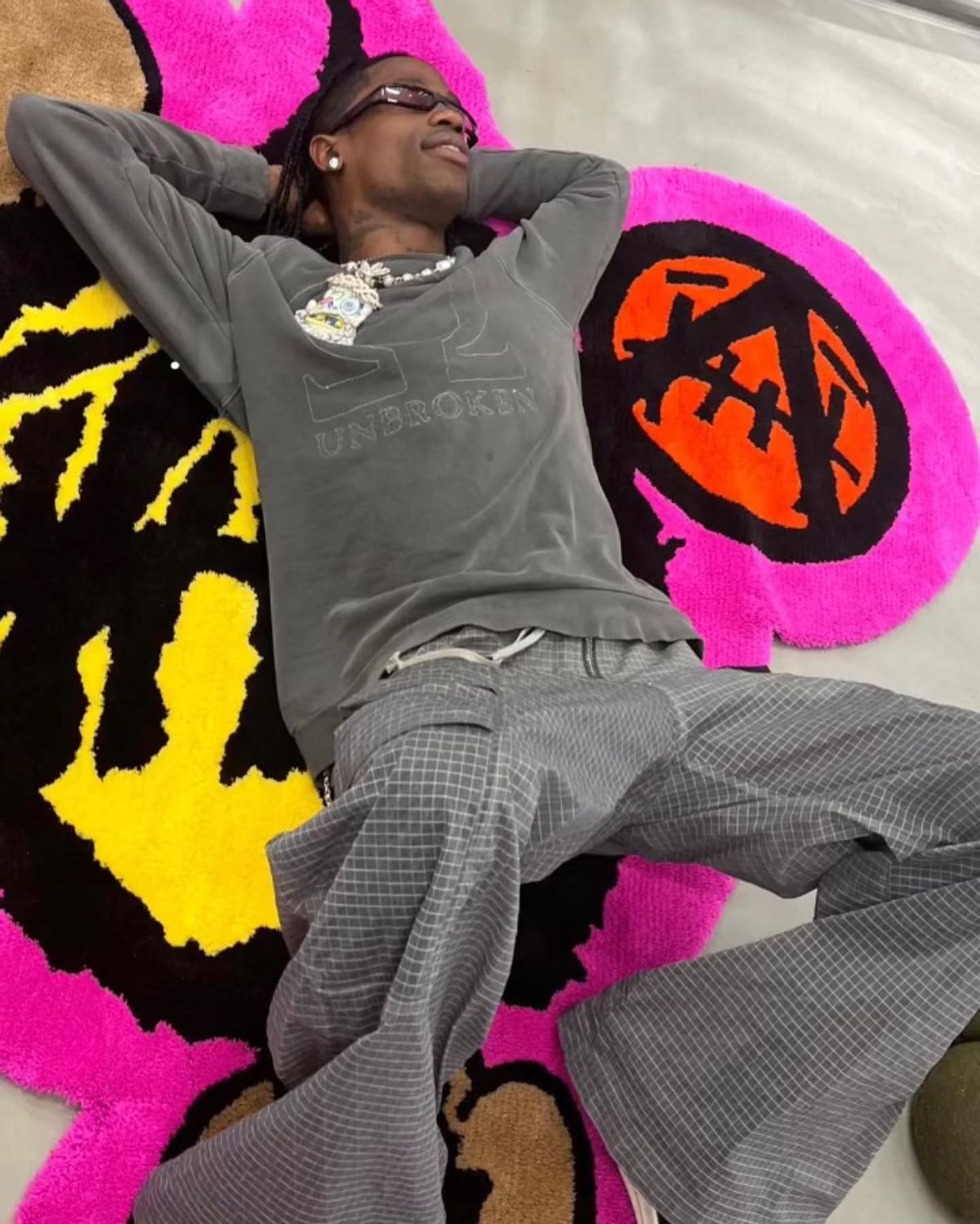 Travis Scott Outfit from March 25, 2023 | WHAT’S ON THE STAR?