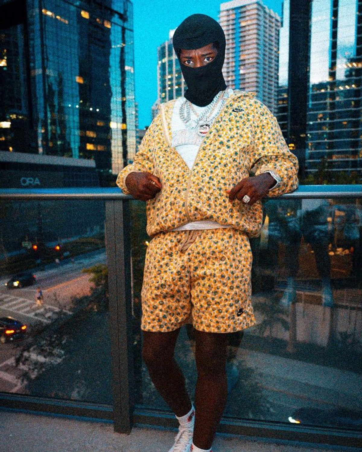 2Rare Outfit from April 4, 2023 | WHAT’S ON THE STAR?