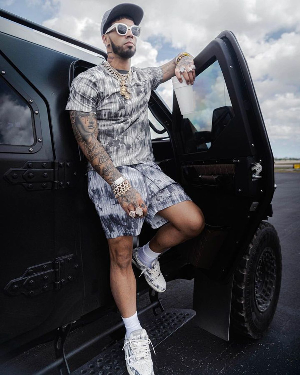 Anuel AA Outfit from April 8, 2023 | WHAT’S ON THE STAR?