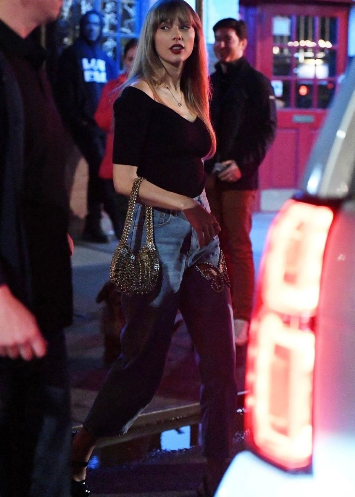Taylor Swift Outfit from April 10, 2023 | WHAT’S ON THE STAR?