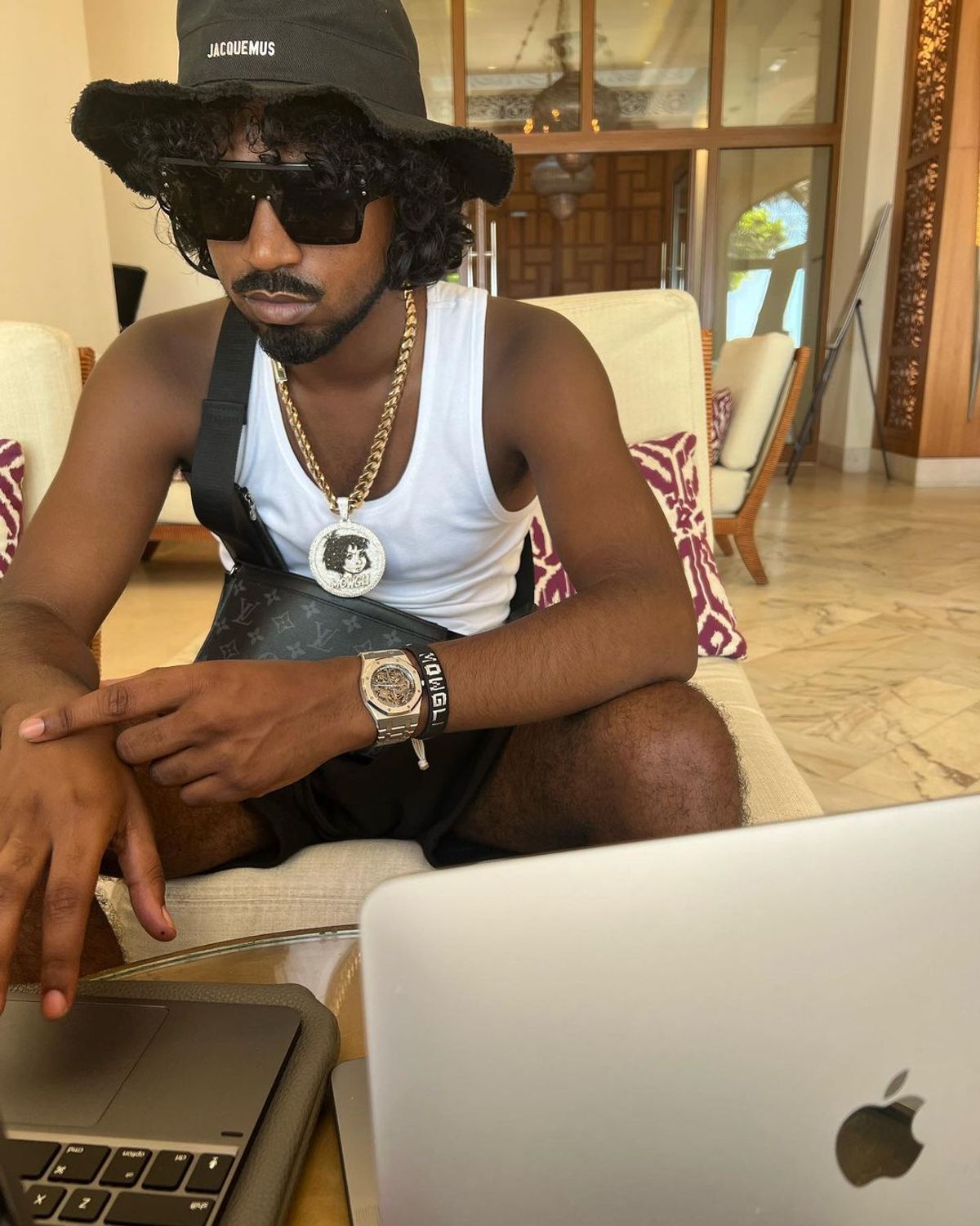 Mowgs Outfit from April 10, 2023 | WHAT’S ON THE STAR?