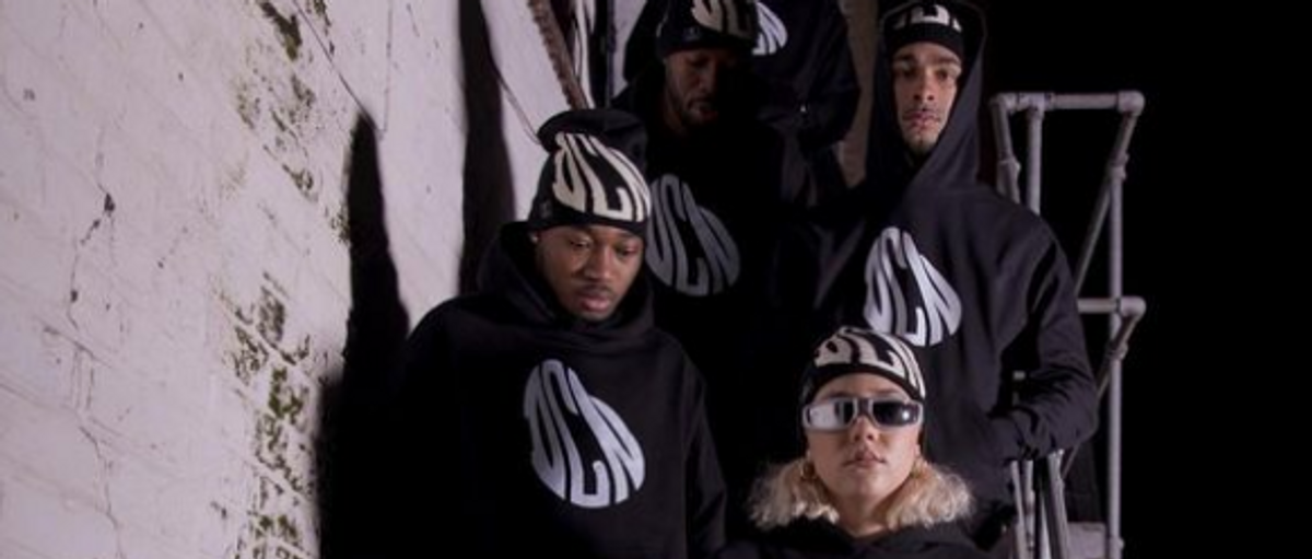 DCN: Clothing, Shoes & Accessories | WHAT’S ON THE STAR?