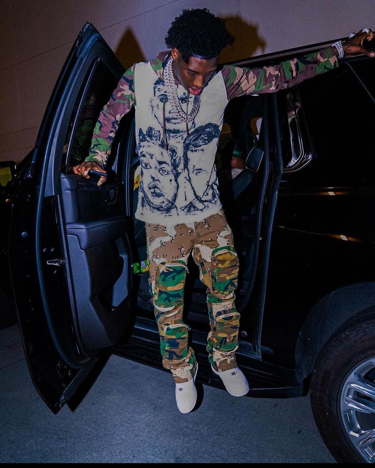 2Rare Outfit from April 6, 2023 | WHAT’S ON THE STAR?