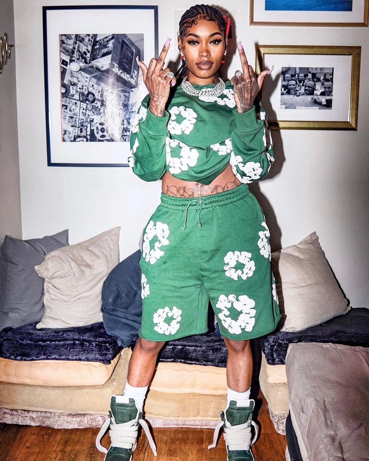Asian Doll Outfit from September 27, 2023 | WHAT’S ON THE STAR?