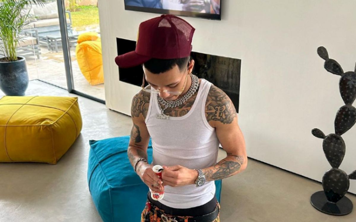 Larry: Outfits, Clothes, Style and Fashion | WHAT’S ON THE STAR?