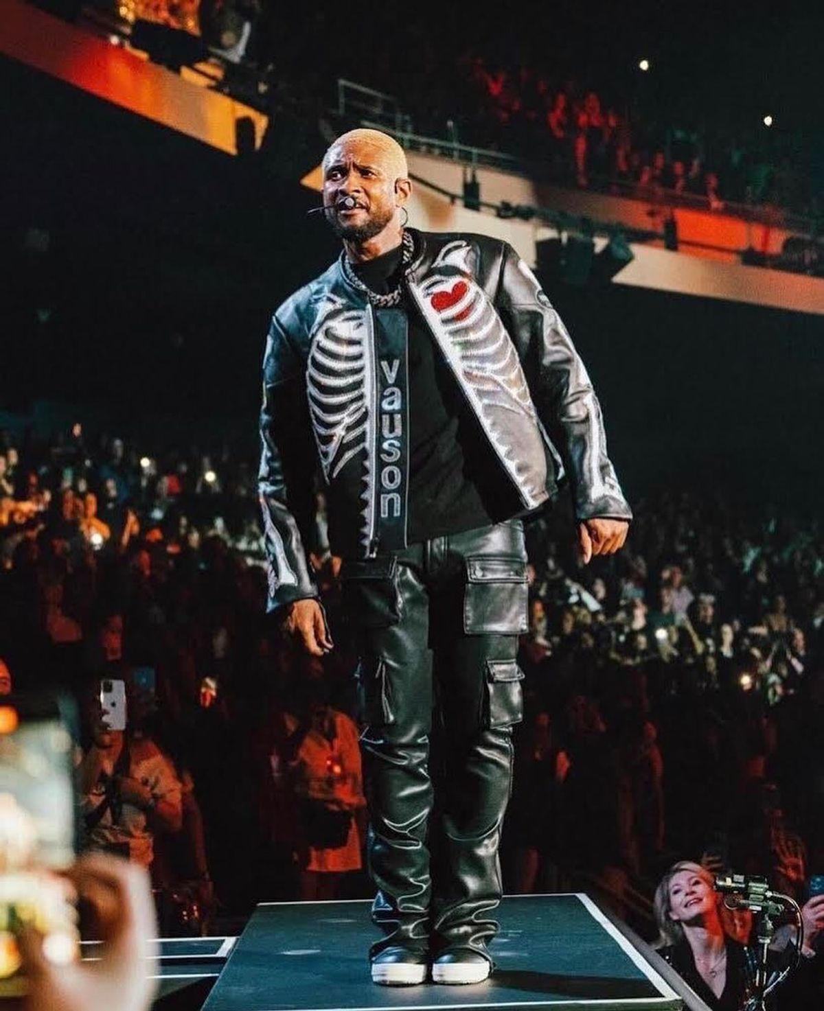 Usher Outfit from October 20, 2023 | WHAT’S ON THE STAR?