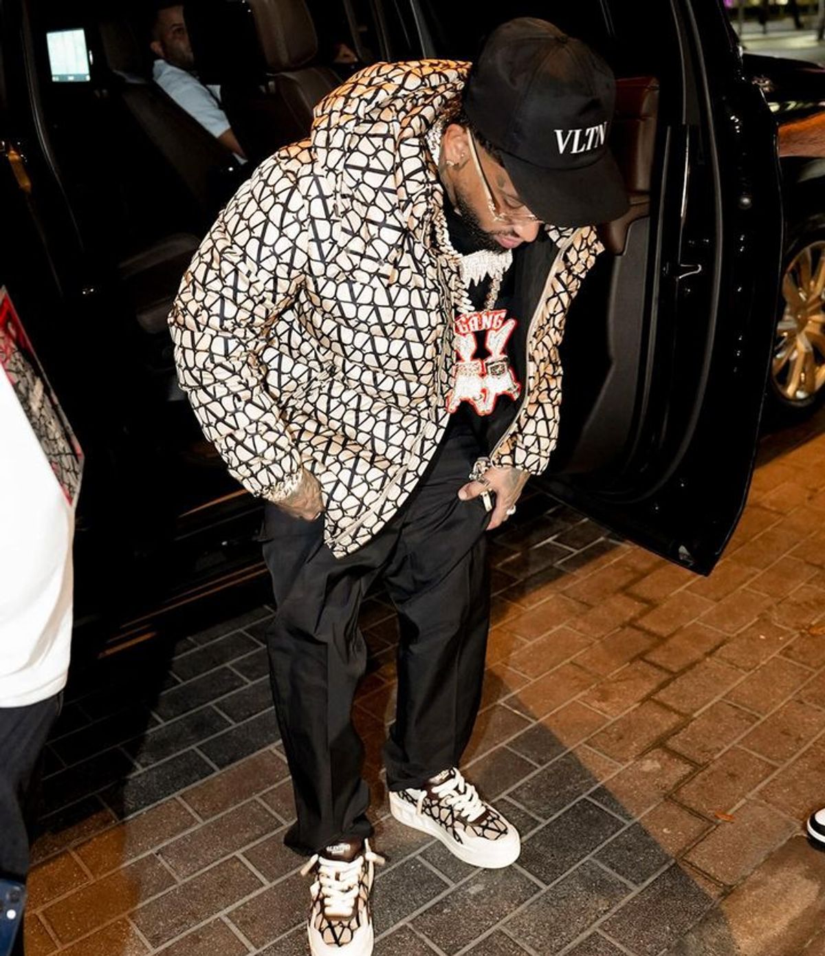 Bryant Mayers Outfit from October 30, 2023 | WHAT’S ON THE STAR?