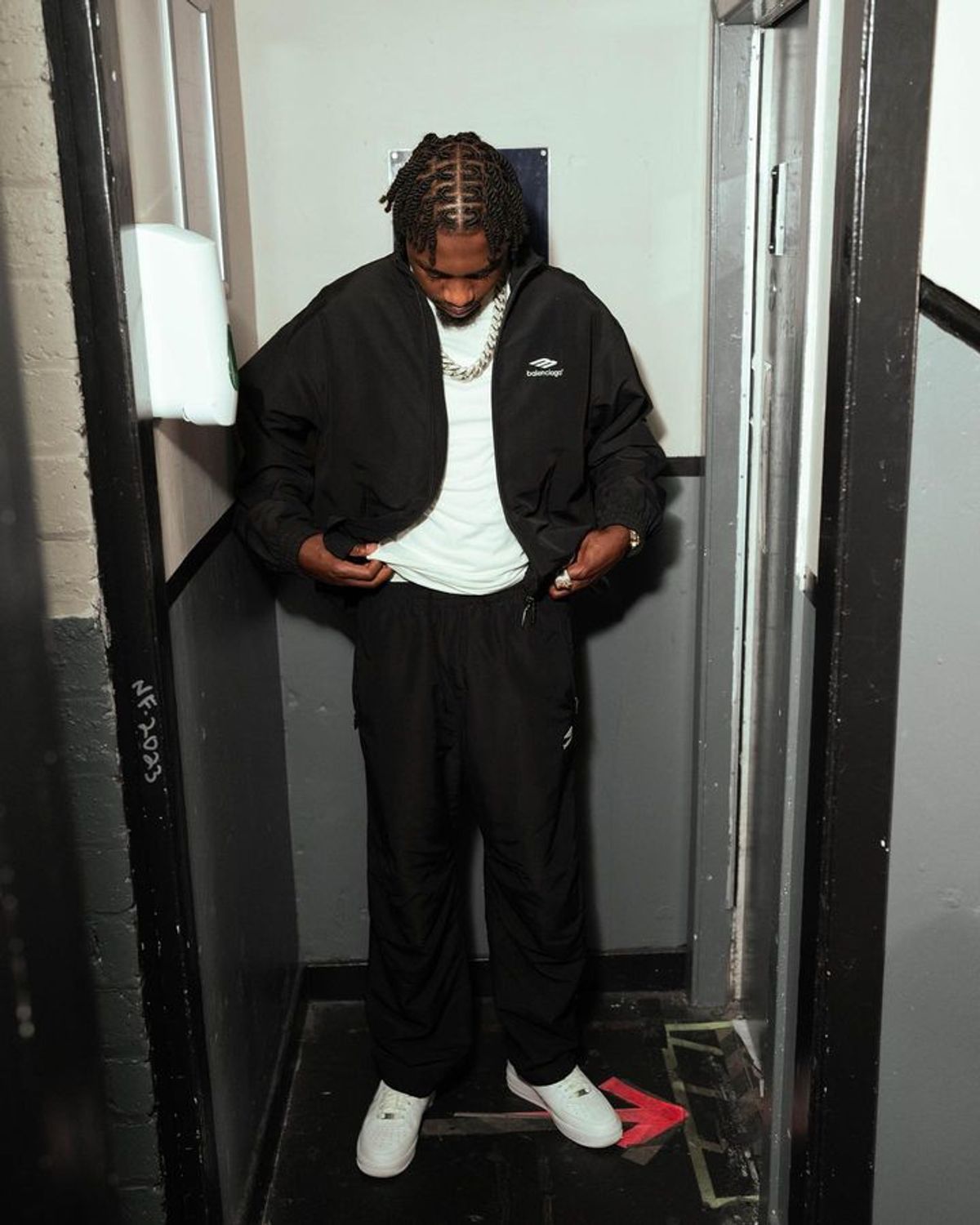 Lil Tjay Outfit from November 6, 2023 | WHAT’S ON THE STAR?