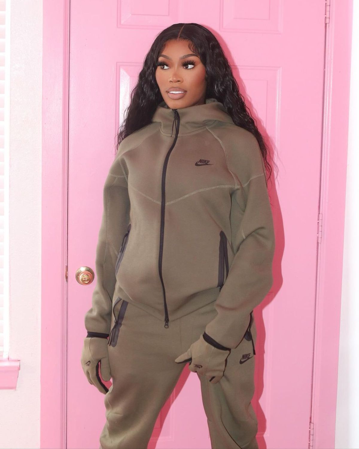 Asian Doll Outfit from November 21, 2023 | WHAT’S ON THE STAR?