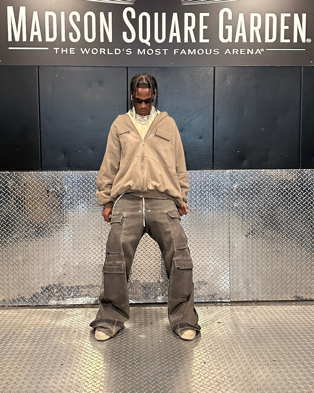 Travis Scott Outfit from December 23, 2023 | WHAT’S ON THE STAR?