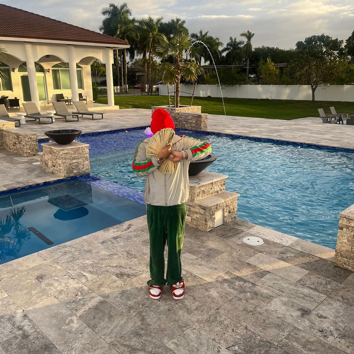 No Cap Outfit from January 25, 2024 | WHAT’S ON THE STAR?