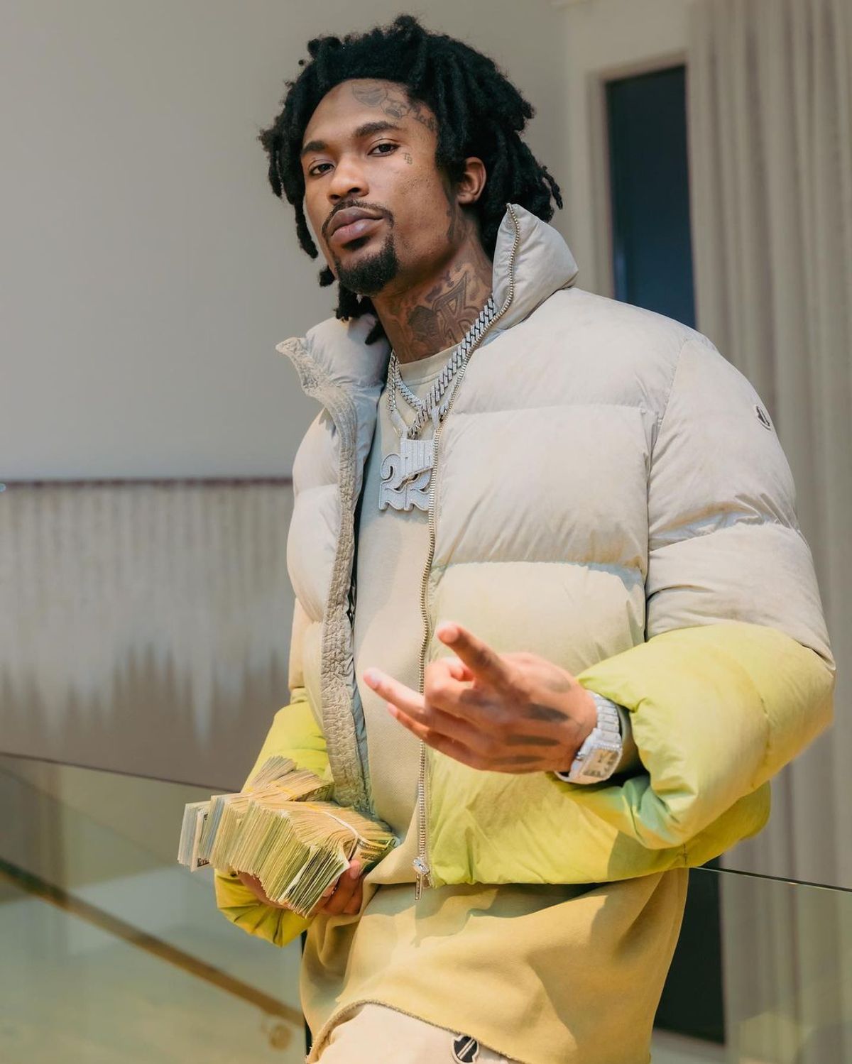 Hunxho Outfit from January 26, 2024 | WHAT’S ON THE STAR?