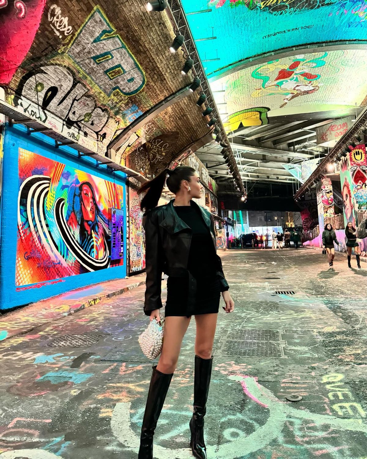 Hande Erchel Outfit from February 4, 2024 | WHAT’S ON THE STAR?